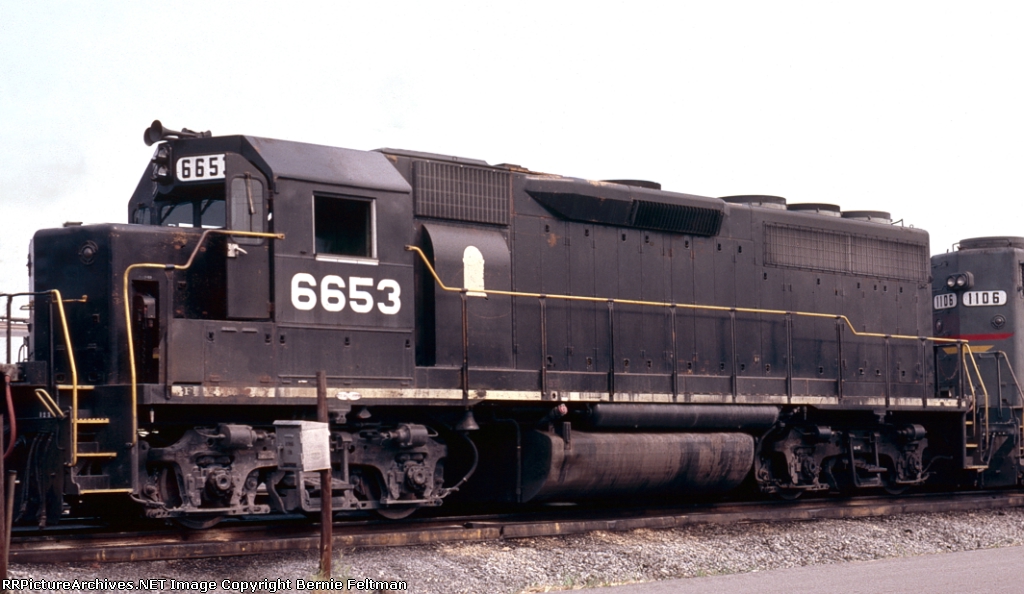 Seaboard System GP40 #6653, clearly displaying its Georgia Railroad heritage,